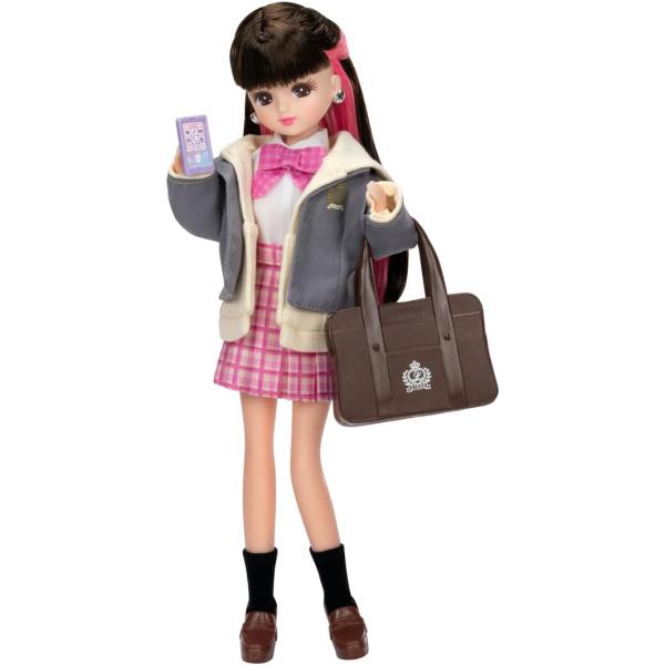【発売日：2026年04月02日】ピンクが映える！今どきの制服を着こなす女子高生スタイルのリカちゃん！制服はパーカーとブレザーを合わせた、今どきのコーディネートです。髪にはピンクのインナーカラーが入っています。リボンクリップは髪にもバッグに...