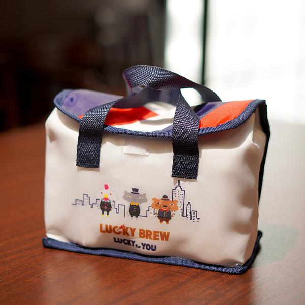 350mlの缶が6本入る「黄桜 ラッキーブリュー」の限定グッズです。自分用にもプレゼントにも使えるかわいいクーラートートです。クラフトビールやジュース缶はもちろん、アウトドアや普段使いにもご利用いただけます。■配送方法：常温便配送■内容量：...