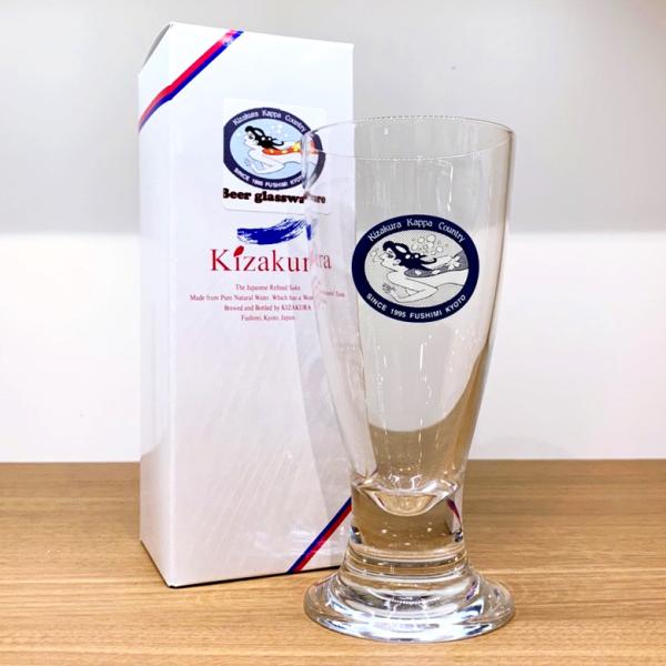 カッパのイラストがお洒落な黄桜オリジナルビールグラスです。普段の晩酌や来客時の乾杯グラスにご利用ください。■配送方法：常温便配送■内容量：1個■本体高さ：約16cm■口径：約7.5cmビールグラス/京都/伏見/国産/ギフト/プレゼント/母の...