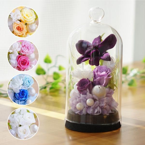 【お供え花ドーム 】大切な方に、ずっと枯れないお花を。ガラスドームだからお手入れ簡単で、あの人の想い出もいつまでも美しく。細身でスッキリとしているデザインは、どんなお部屋にもマッチ。優しく可愛らしい雰囲気のお花は、お仏壇はもちろんリビングに...