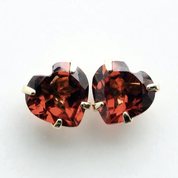 地金: K10/シリコンキャッチ 石材質: 天然ガーネットサイズ(W×H×D) モチーフ: 約4×4mmポスト長さ: 約10mmポスト太さ: 約0.65mm妖艶な雰囲気漂うパープルレッドカラーと愛らしいモチーフが大人可愛いを演出するガーネッ...