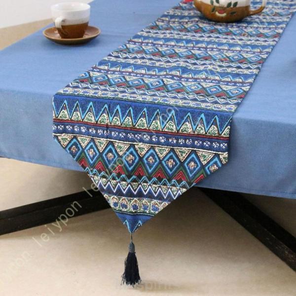 ●綿麻素材で、柔らかくて厚手生地、手洗いにも洗濯にも耐えます。●定期的に替えてお部屋の雰囲気を替えてみてはいかがでしょうか。シンプルでありながらモダンな雰囲気が素敵なテーブルランナーです。●クラシックのテーブルランナーをインテリアの一つとし...