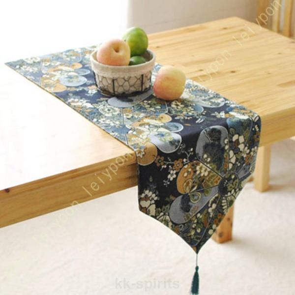 ●いつもの食卓をワンランク上に格上げしてくれるテーブルランナーです。●高品質の生地で丁寧に作られ、多機能を持ち合わせるのはもちろん、手触りもいいし、あなたにリラックスした触感を与えます。●上品な柄がシックで華やかな雰囲気を作り、毎日の食卓で...