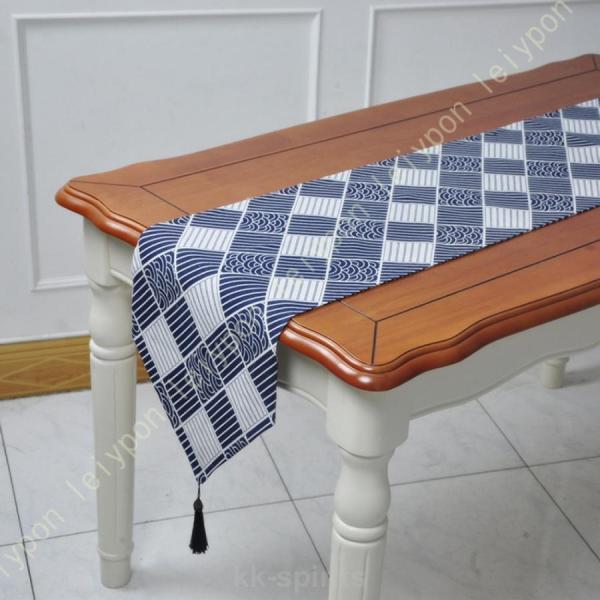 ●綿麻素材で、柔らかくて厚手生地、手洗いにも洗濯にも耐えます。●定期的に替えてお部屋の雰囲気を替えてみてはいかがでしょうか。シンプルでありながらモダンな雰囲気が素敵なテーブルランナーです。●クラシックのテーブルランナーをインテリアの一つとし...