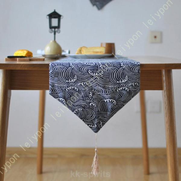 ●綿麻素材で、柔らかくて厚手生地、手洗いにも洗濯にも耐えます。●定期的に替えてお部屋の雰囲気を替えてみてはいかがでしょうか。シンプルでありながらモダンな雰囲気が素敵なテーブルランナーです。●クラシックのテーブルランナーをインテリアの一つとし...