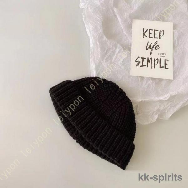 商品詳細：【サイズ】：S=頭周り約54cm56cm（フリーサイズ）【素材】：アクリル【裏地】：なし・抗菌加工で清潔、臭わない頭皮は人体の中でも、特に汗や皮脂の分泌が多い場所。それは「臭いの元となる雑菌が繁殖しやすい場所」でもあります。この帽...