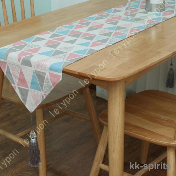 ★テーブルクロス ホテル レストランをインテリアの一つとして、シンプルで明るいお部屋を彩ります。こたつの天板・卓上にも最適！簡単に洗浄。★どんな空間にも馴染む柄、テーブルを華やかに演出してくれるテーブルカバー。家テーブル用だけではなく、パー...