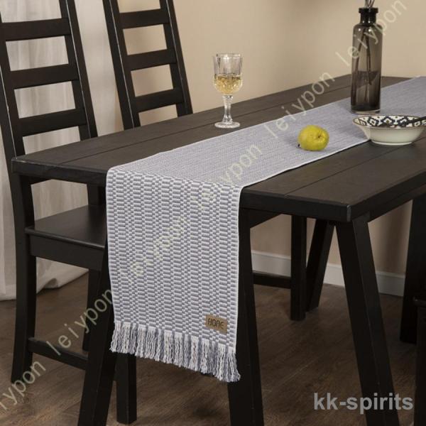 商品の特徴：・柔らかく、環境に優しい素材で作られています。・上品なパターンはシックでゴージャスな雰囲気を作り出し、毎日の食卓食卓だけでなく、どんな場所にも大活躍。 シンプルなアイテムは高級感をプラスできます。・テレビ台や整理棚の上に置いても...