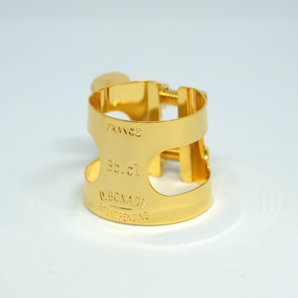 ボナードのリガチャーは、2本のレールがリードをしっかりと支えることで、リードがより自由に振動する構造の金属製リガチャー。落ち着きのある豊かな音が得られ、幅広い層に支持されています。