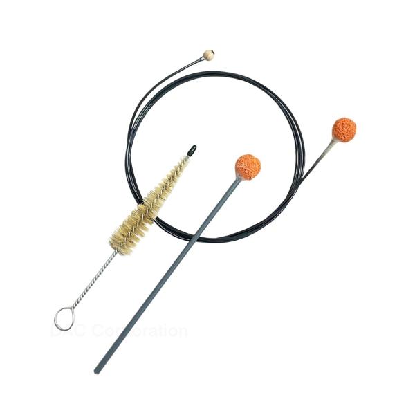 管の太さにぴったりのスポンジ付きクリーニングコード、クリーニングロッドとマウスピースブラシのセット。