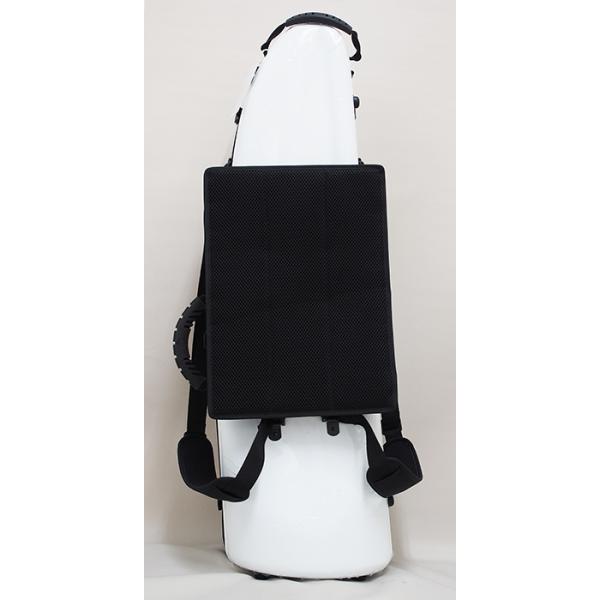 人気の楽譜ケースがマイナーチェンジ！B4サイズのクリアファイルが入る大きさになりました！さらに、３辺が開くファスナーの向きを変更し、長辺のどちらからも取り出せるようになりました！中にはペンがさせるホルダーが2つついています。DACオリジナル...