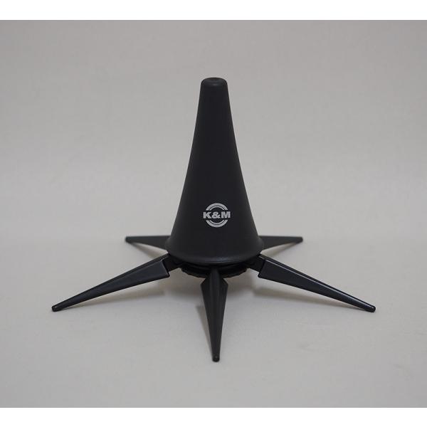 5本足で根元が太く、より安定感のあるコンパクトな形です。ベルの中にもピッタリ入るサイズなので、そのままケースへ収納していただけます。