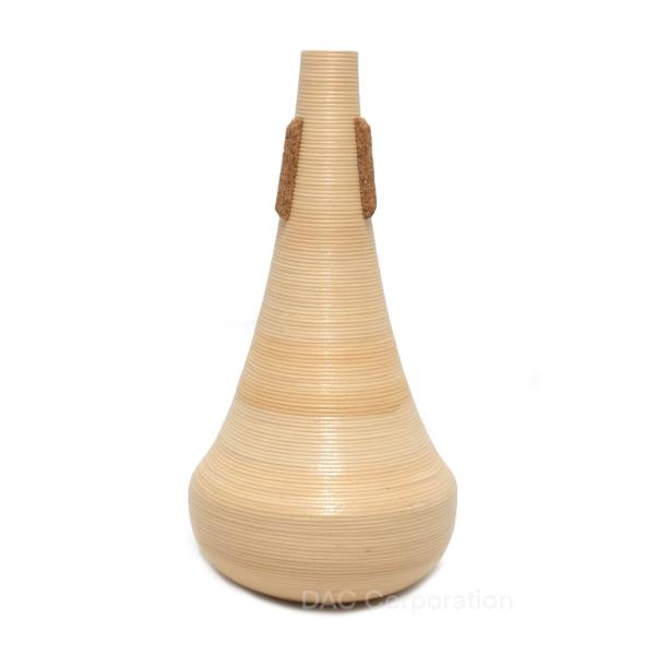 カゴなどによく使用される「籐」で作られた、職人がハンドメイドで作製しているミュートです。軽い吹き心地と柔らかみのある音色が特徴です。低音域から高音域まで音程が安定しやすく、音の立ち上がりが良く鳴らしやすいと評判！重量も軽いので、演奏中に外れ...