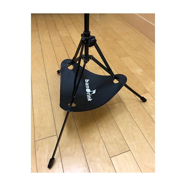 屋外での演奏で一番苦労するのが風対策。譜面台の風対策に500mlのペットボトルを重しに利用するためのホルダーです。三脚にセットして使ったり、三脚にセットできないタイプの譜面台にはポケットにボトルを入れて引っ掛けることで使用可能です。床が濡れ...