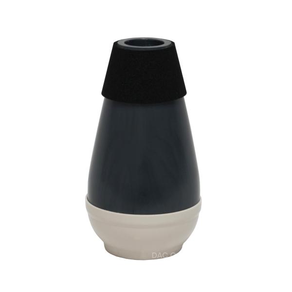 コンパクトさと軽さが魅力の樹脂製プラクティスミュート。楽な吹奏感で手軽にお使いいただけます。