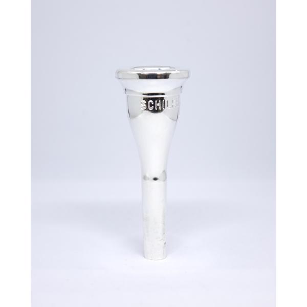 創設者Renold O.Schilkeは、シカゴ交響楽団やWGN放送管弦楽団等でトランペットのプレイヤーとして活躍してきました。彼は演奏家としての才能も素晴らしいものでしたが、プレイヤー時代からマウスピースの製作や楽器のチューンアップを行っ...