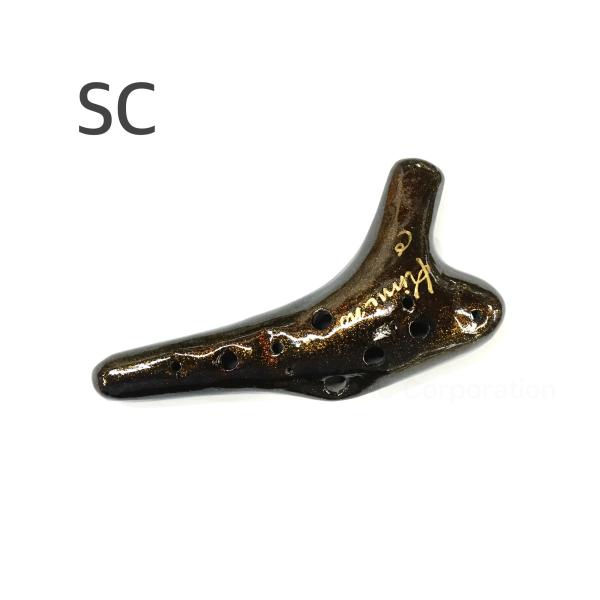 Kimi no Ocarina（キミノオカリナ）は、オカリナ奏者:君塚仁子(きみづかのりこ)氏と、ひぐらしオカリナ研究所の所長 鈴木のぼる氏により製作されている楽器です。