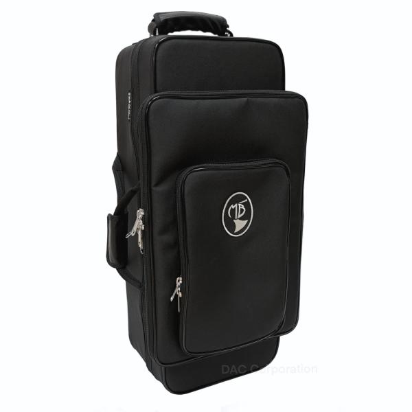 ファゴット5ピース(ジェントルマンタイプ)用セミハードケース。肩掛け用のショルダーストラップが1本、リュック用のストラップが2本付いています。さらにケース専用のレインジャケット付き。 楽譜や小物が入る外ポケットも完備しておりますので、非常に...