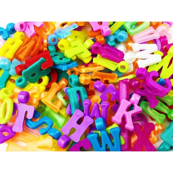 アルファベットチャームパーツ★1枚サイズ：約5mm〜15mm・内容量約100枚カラー：カラフルミックス（色・文字はランダムでのお届けです、指定は出来かねます）素材：樹脂人気のカラフルアルファベットチャーム★子供から大人まで幅広く愛され続ける...