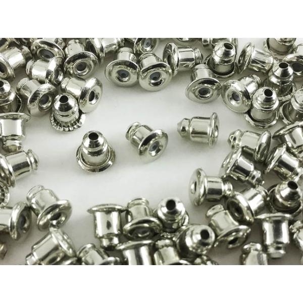 【発売日：2018年01月10日】ピアスキャッチカラー： シルバー内容量： 100個素材： 中シリコン・金具：金属1個サイズ： サイズ:約６mmx５mm、線径0.7mm以上のピアスのキャッチに最適※パーツは誤飲の恐れがある小さなお子様に与え...