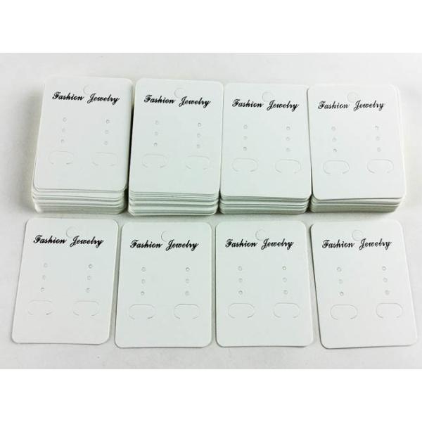 【発売日：2018年02月01日】ピアス台紙カラー： ホワイト内容量： 100枚（商品画像にて内容量確認できます）素材： クラフト1個サイズ： 67mmx50mm、商品画像にてノギス計測・緑ボードでの計測画像参照可能です（緑ボードは１マス１...