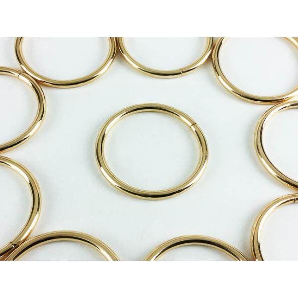 【発売日：2018年02月05日】リングパーツ リングチャームゴールド KC金（ピンクゴールド寄りのゴールド）内容量： 10個（商品画像にて内容量確認できます）素材： 金属1個サイズ：円外径45mm 内径38mm 線厚み3.5mm、商品画像...