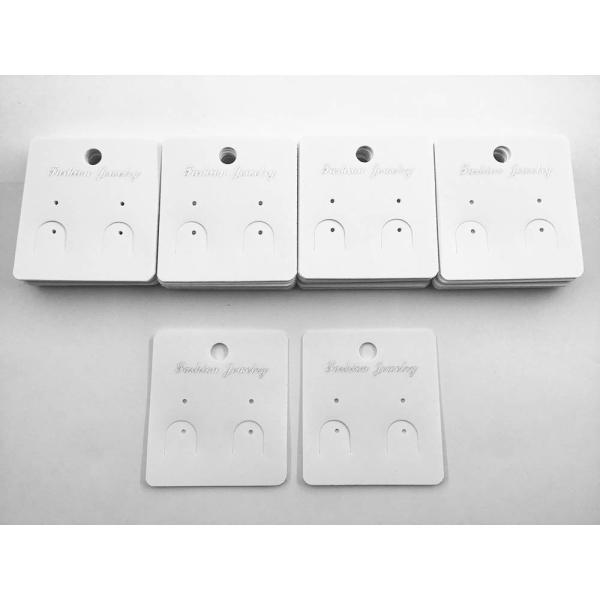 【発売日：2019年01月04日】商品名:ピアス 台紙 イヤリング 台紙1個サイズ：縦約50mm 横約45mm 吊下げ穴内径約6mm(商品画像に簡易計測画像御座います、簡易ですので誤差は御座いますのでご了承下さい。）カラー：ホワイト（モニタ...