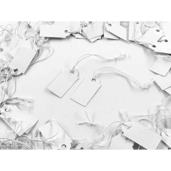 【発売日：2019年02月22日】商品名:値札 タグカラー：ホワイト（モニターの発色の具合によって実際の商品との色が若干異なる場合も御座いますのであらかじめご了承下さい。）内容量：約950枚〜約1000枚(物により多少の製造の粗、多少の汚れ...