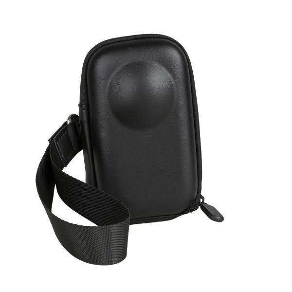 Insta360 X6（インスタ360 エックス6）対応の専用保護ケースです。カメラ本体を収納・保護しながら、セルカ棒（自撮り棒）を取り外すことなく使用できるハーフオープンデザインを採用しています。コンパクトで持ち運びやすいミニケースながら...