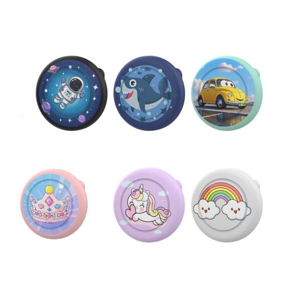 AirTagをしっかり守る可愛いデザインのスナッピンタイプ保護ケースです。宇宙飛行士、サメ、車、王冠、ユニコーン、虹など、子供に人気のイラストを揃えました。安全ピン式なのでバッグやリュック、ランドセル、スクールバッグに簡単に装着可能！通園・...