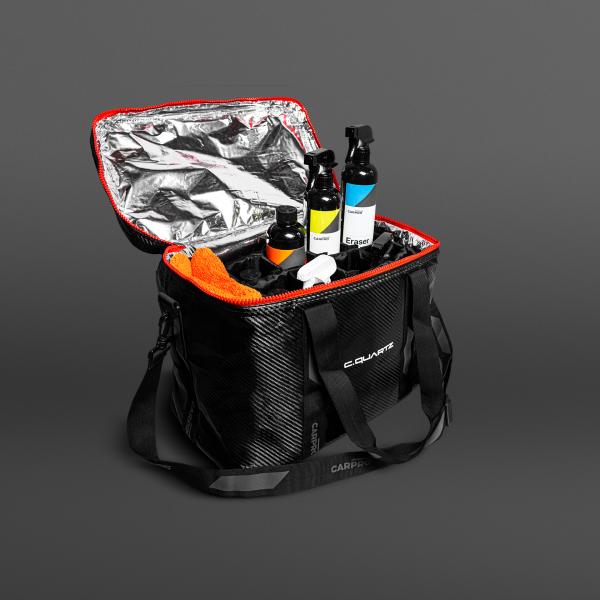 メンテナンスバッグの特徴(1)大容量の収納8本のケミカル収納スペース、前後左右4箇所のフリースペースで大量のアイテムを持ち運び可能に(2)安定した温度管理ディテイリングにおいて重要な温度管理にも優れており、気温の高い日でも20℃前後をキープ...