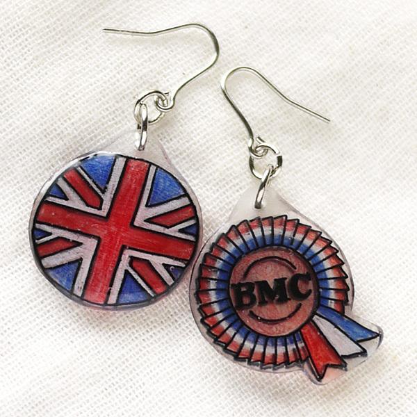 ユニオンジャックとロゼッタがゆらゆら揺れる可愛いプラパンのピアスです。プラパンの表面はレジンを流して少しぷっくら、つやつやな仕上がりです。※裏側も画がくっきりしていますが、角度によって輪郭線が二重に見えます。※歪みやレジンの気泡がある場合が...