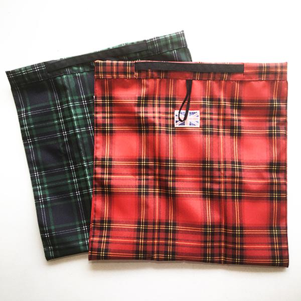 少量の買い物、コンビニやパン屋さんでのお買い物に重宝する小さ目なエコバックです。大きさ:(平らな状態で)縦29cm×横28cm　　　 (使用時)縦21,5cm×横28cm×マチ15,5cmくらいナイロン生地ですが3のチェックは少し薄手になり...