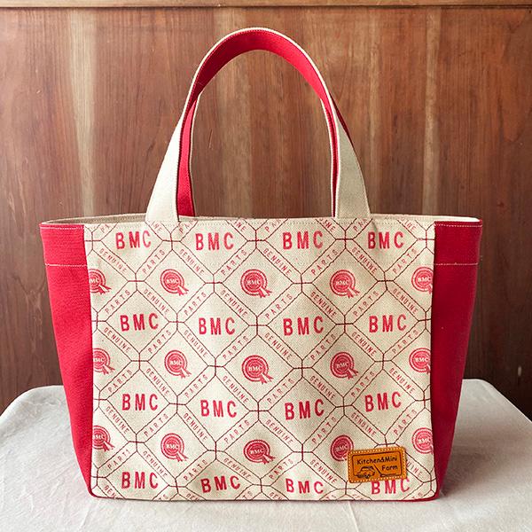 たっぷり入る横長のトートBagです。大きさ：横幅30cm、(マチを入れた口幅42cm)、高さ23.5cm、底マチ12cmポケット内側に1個、裏地なしBMCラッピングペーパー柄は、帆布生地にミシンステッチとはんこを押して柄を作っています。ステ...