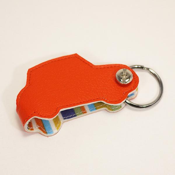 二つ折りにするとMiniの形になる可愛いKey Fob(キーホルダー)です。組ネジでキーを挟んでお使いください。複数のキーをお使いの時は二重カンに通してお使い下さい。(こちらの商品は二重カンがついております）A面はビニールレザー、B面はラミ...