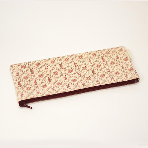 表は11号の帆布生地、内側はラミネート加工された生地を使っています。ペンケースや小物入れとしてお使い頂けます。※画像に写っているペンは商品に含まれません。大きさ：20.5cm×9.5cm　ファスナー開き20cm