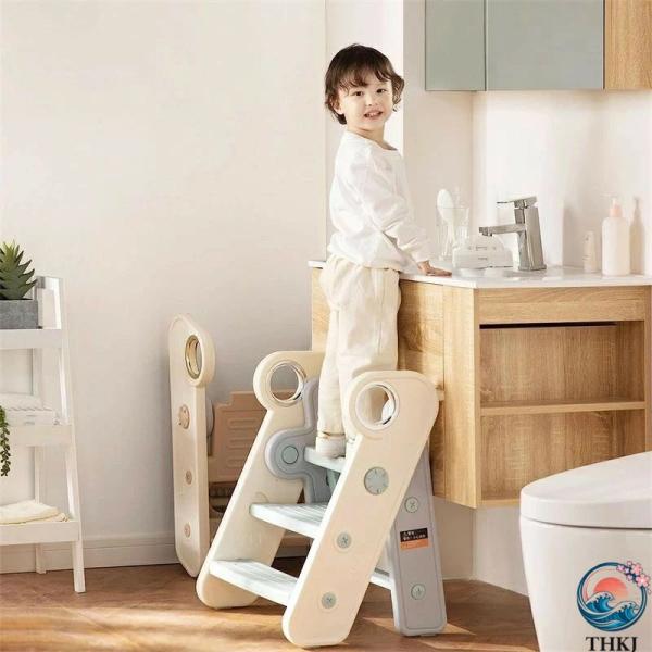 自宅のあらゆる場所に存在し、日常使いの子供の自立発達を機能させます。幼児が手を洗うための踏み台としてだけでなく、トイレトレーニング用の踏み台、浴室洗浄用の高い踏み台、赤ちゃんのハイアクセスはしご、小さな座り台としても使用できます。 お子様が...