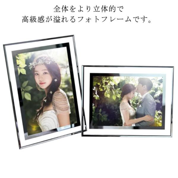 全体をより立体的で高級感が溢れるフォトフレームです。ガラス製なので、立派な透明感が感じられます。背板に付いたスタンドを使って立てて飾ることができます。縦・横の双方向に飾ることができます。お部屋の雰囲気を損なうことなく飾っていただけます。 サ...