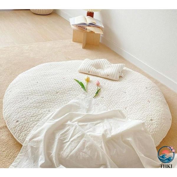 「仕様」直径約85cm、厚さ約4cm、重さ約600g、刺繍入り（オリーブ色）。 「ベビーマルチマット」お昼寝、おむつ替え、プレイマットなどに使えます。 「衛生的」アウターカバーは取り外し可能で、洗濯機で洗えるので使い勝手がよい。 「映え」シ...