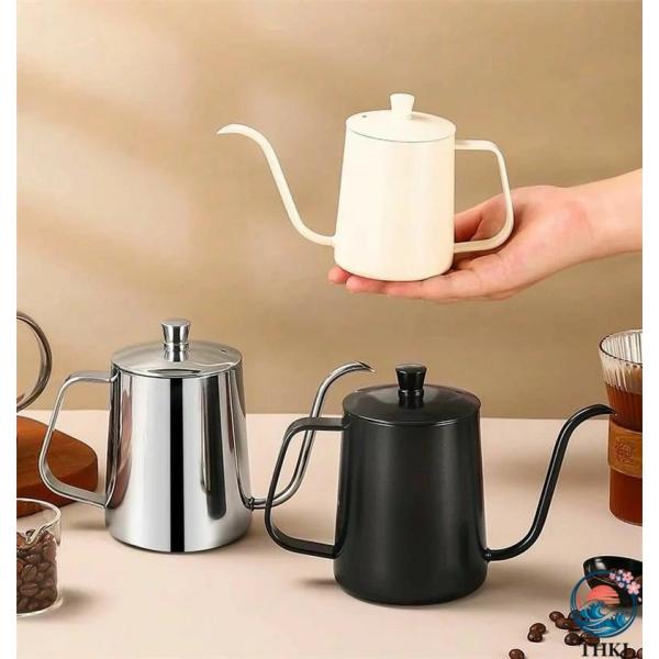 【細かい注ぎ口】この コーヒー ドリップ ポットの水出口は広く、端が鋭いため、注がれた水の流れが浸透し、フィルターカップにコーヒーパウダーが繰り返しドラフトされる可能性を減らし、抽出をより均一にします。 【長い注ぎ口】S字型の細い出口パイプ...