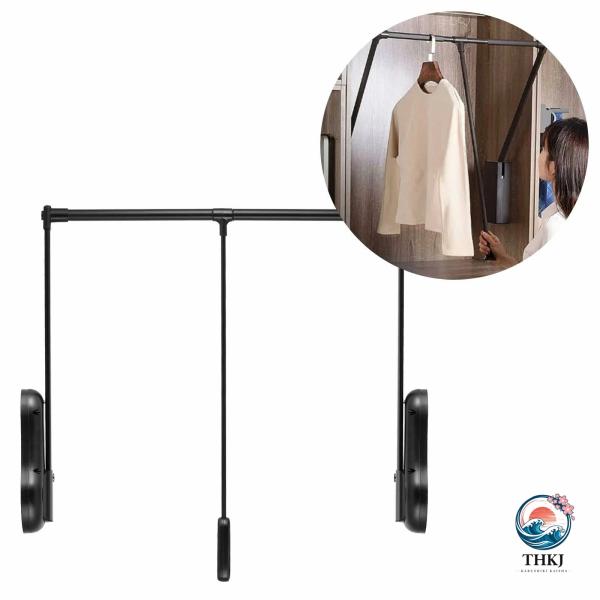 ? 【スペースの有効利用】ワードローブリフトハンガーを使用することで、ワードローブの垂直スペースをフルに活用することができ、スペースに無駄なく衣類を配置することができます。? 【便利で実用的】ポールハンガーは緩衝システムで設計されており、軽...