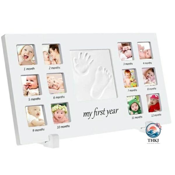 【子供の変化を記録しましょう】産まれてから一歳になる間、赤ちゃんは大きな変化を遂げます。毎月一枚赤ちゃんの写真を撮るのは非常に有意義でやりがいのあることです！写真を12枚集めたとき、あなたは子供の変化に驚くでしょう！ 【赤ちゃん手形足形】：...