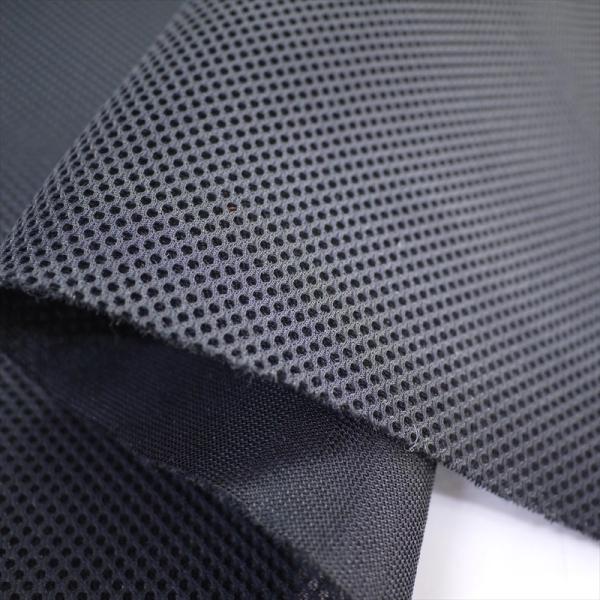 通気性、クッション性に優れた三層構造メッシュ。ノンホル抗菌でベビー向けや介護関係にも安心。シート、マット、帽材、靴、インテリア、資材向け。三層構造は、表地メッシュとフラットな裏地でクッション性の組織をサンドイッチした状態。厚み３mm程度。■...