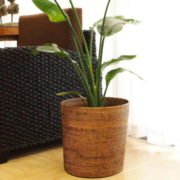 落ち着いた雰囲気の大型ラタン バスケット雑貨や子供のおもちゃなどを雑に入れても、インテリアの雰囲気を損なわないおしゃれなバスケット。ランドリーバスケットや観葉植物の鉢カバーなど、アイデア次第でいろいろ使えて便利なマルチバスケットです。たっぷ...