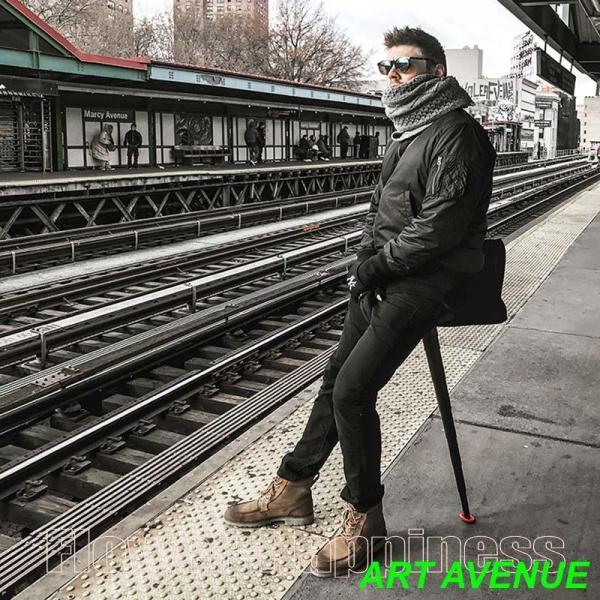 色 BK BLACK 黒　ブラック推奨重量 100 キログラムこの商品について屋外イベントや電車待ち?テーマパークやイベントでの待ち時間?アウトドアやゴルフ?バードウォッチングなど?使いどころは沢山！ちょっと腰を下ろしたい時?これがあると役...