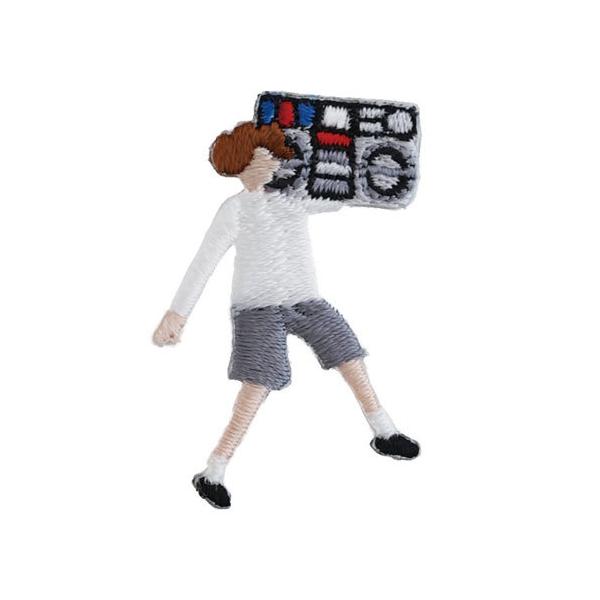 ●パッケージサイズ：たて約10cm×よこ約7cm●材質：表面/レーヨン・ポリエステル・裏面/EVA系樹脂ぷっくり立体感のある刺しゅうの素材感が楽しいステッカー。お手持ちの手帳やスマートフォン、ハンカチやTシャツなどお好きな場所につけることが...