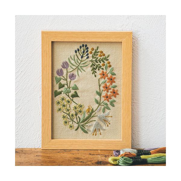 ●キット内容：２５番ししゅう糸（綿１００％）、プリント済刺しゅう布、フランス刺しゅう針、接着芯、木製フレーム、カラー図案付説明書●用意するもの：縫い糸、縫い針、はさみ、テープ、アイロン●出来上がりサイズ：額外径　約20cm×15cm、額内径...