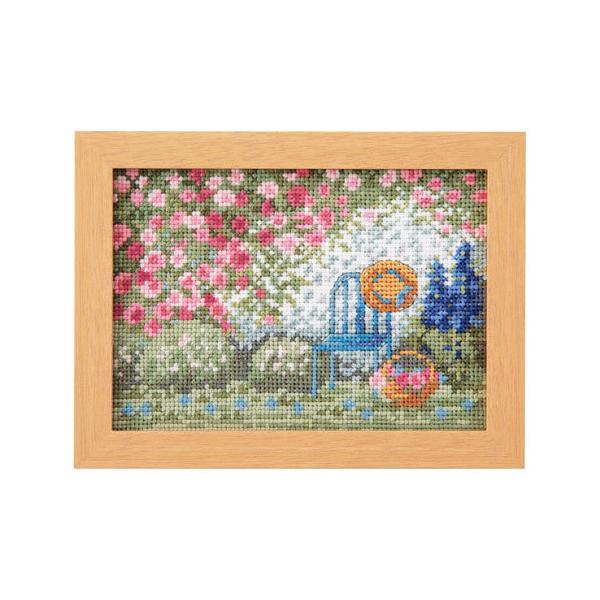 ■商品特徴●キット内容：25番ししゅう糸、No.8300布（インディアンクロス）〈32〉オフホワイト、クロス針、カラー図案付説明書、木製フレーム●用意するもの：縫い糸、縫い針、はさみ、テープ●出来上がりサイズ：額外径：約たて15cm×よこ2...