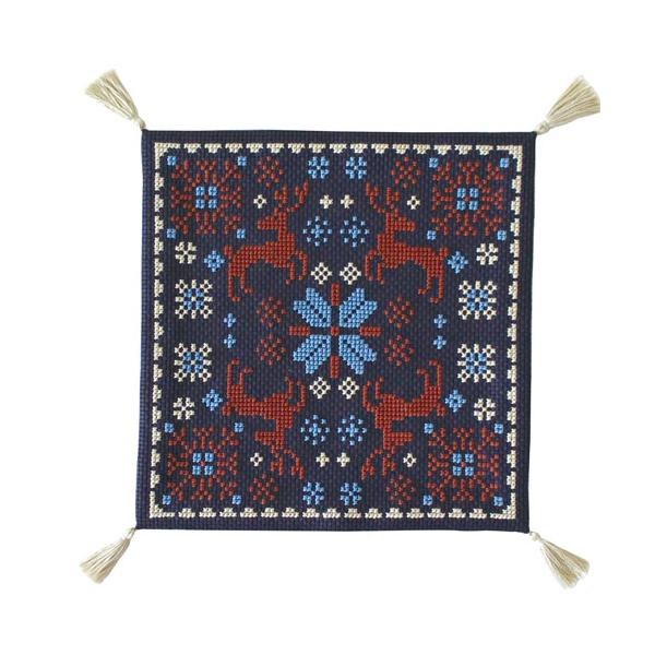 ●キット内容：25番刺しゅう糸、No.5500ジャバクロス細目、クロス針、カラー図案付説明書●用意するもの：縫い糸、縫い針、はさみ、アイロン、紙、厚紙●完成サイズ：プレイスマット本体/約縦21.5cm×横約21.5cm、タッセル/約3.5c...