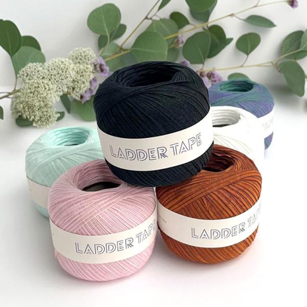 ●品質構成：ポリエステル　65％、綿　35％●棒針標準ゲージ: （メリヤス編）15〜16目・18〜20段●かぎ針標準ゲージ: ---●仕立（糸長）: 50g　約100ｍ   ●棒針（号）: 14〜15●金属かぎ針（号）: 8/0〜10/0●...